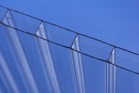 Płyty poliwęglanowe kontra szkło - na czym polega różnica? | Alukov.pl Płyty poliwęglanowe kontra szkło - na czym polega różnica? | Alukov.pl