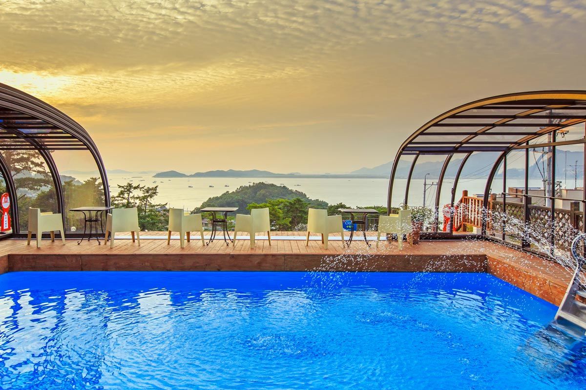 Retractable Pool Enclosures for your swimming pool ! | sunrooms ...